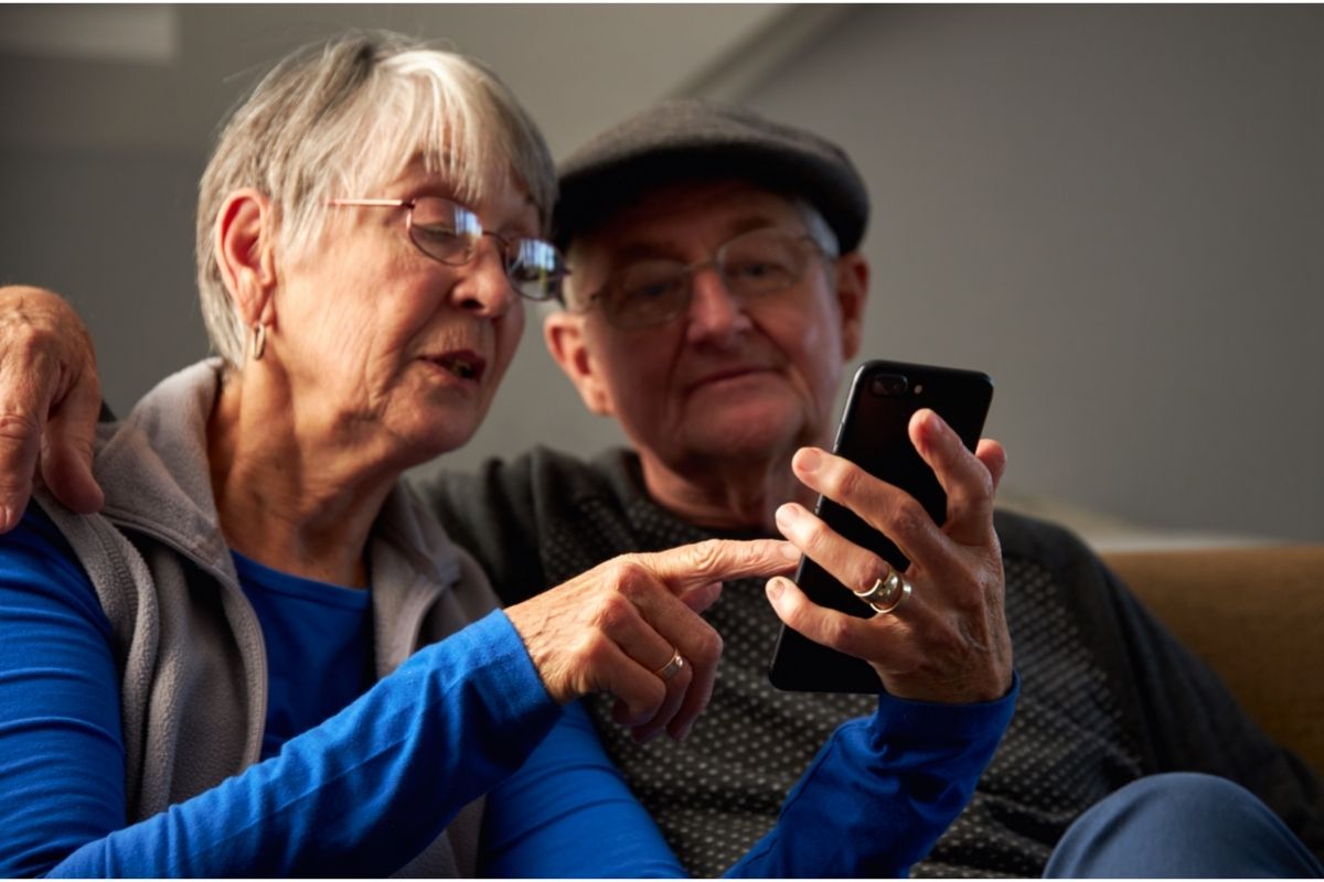 Demystifying Myths about Seniors and Cell Phones – Best Search